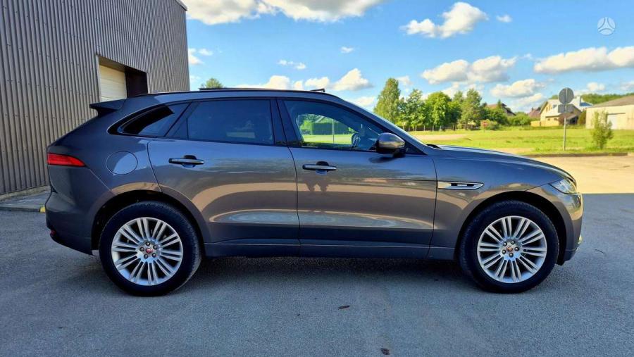 Grey Jaguar F-Pace 2018 in Taurage, with an engine capacity of 2.00 L and mileage of 154 thousand km for 12800 €, photo 9 on AUTOMOTO.COM.LV