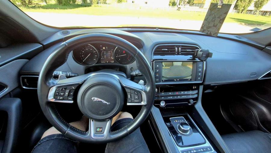 Grey Jaguar F-Pace 2018 in Taurage, with an engine capacity of 2.00 L and mileage of 154 thousand km for 12800 €, photo 17 on AUTOMOTO.COM.LV