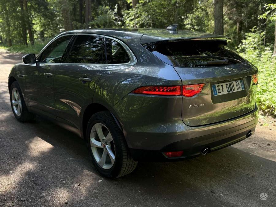 Pelēks Jaguar F-Pace 2018 Tauragė, ar dzinēja tilpumu 2.00 L un nobraukumu 145 tūkst. km par 11900 €, foto 6 vietnē AUTOMOTO.COM.LV