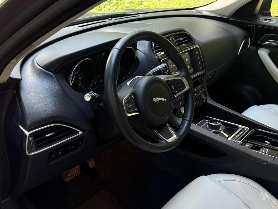 Pelēks Jaguar F-Pace 2018 Tauragė, ar dzinēja tilpumu 2.00 L un nobraukumu 145 tūkst. km par 11900 €, foto 14 vietnē AUTOMOTO.COM.LV
