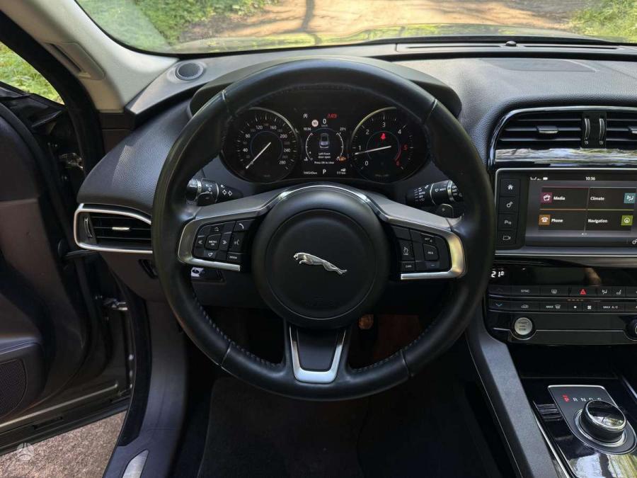 Pelēks Jaguar F-Pace 2018 Tauragė, ar dzinēja tilpumu 2.00 L un nobraukumu 145 tūkst. km par 11900 €, foto 16 vietnē AUTOMOTO.COM.LV