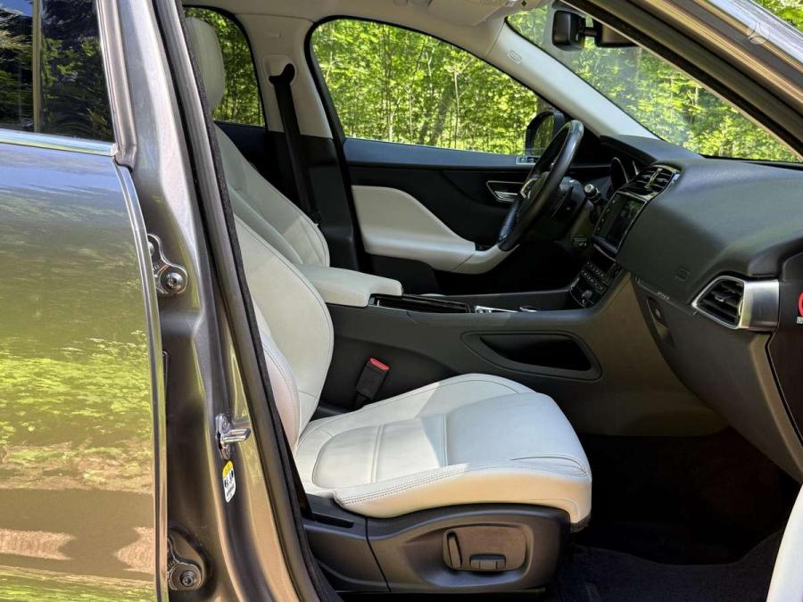 Pelēks Jaguar F-Pace 2018 Tauragė, ar dzinēja tilpumu 2.00 L un nobraukumu 145 tūkst. km par 11900 €, foto 24 vietnē AUTOMOTO.COM.LV