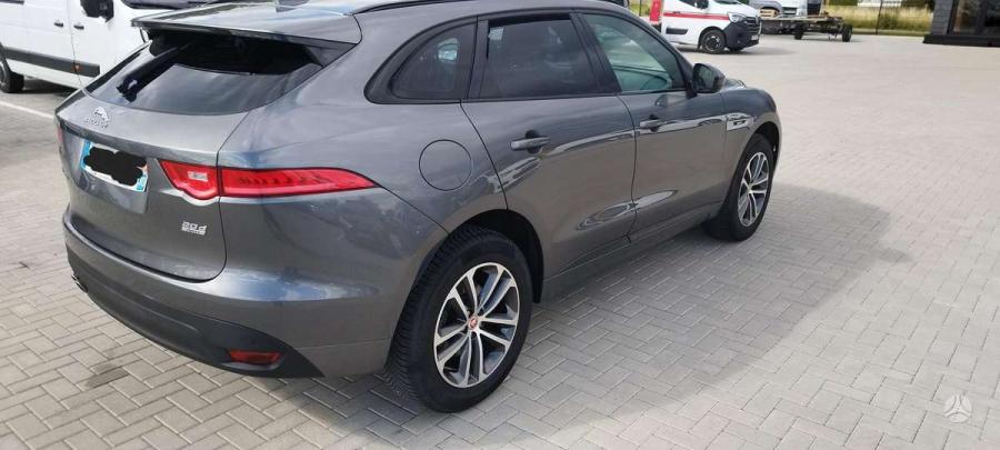 Grey Jaguar F-Pace 2018 in Taurage, with an engine capacity of 2.00 L and mileage of 137 thousand km for 12999 €, photo 5 on AUTOMOTO.COM.LV