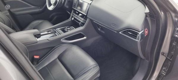 Grey Jaguar F-Pace 2018 in Taurage, with an engine capacity of 2.00 L and mileage of 137 thousand km for 12999 €, photo 8 on AUTOMOTO.COM.LV