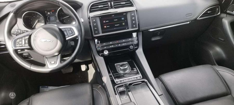 Grey Jaguar F-Pace 2018 in Taurage, with an engine capacity of 2.00 L and mileage of 137 thousand km for 12999 €, photo 10 on AUTOMOTO.COM.LV