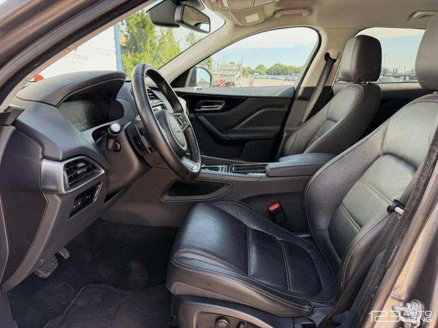 Grey Jaguar F-Pace 2018 in Taurage, with an engine capacity of 2.00 L and mileage of 228 thousand km for 14900 €, photo 13 on AUTOMOTO.COM.LV