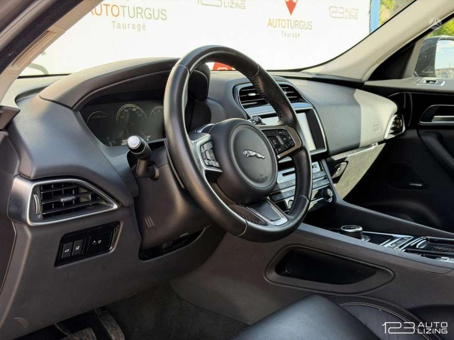Grey Jaguar F-Pace 2018 in Taurage, with an engine capacity of 2.00 L and mileage of 228 thousand km for 14900 €, photo 14 on AUTOMOTO.COM.LV