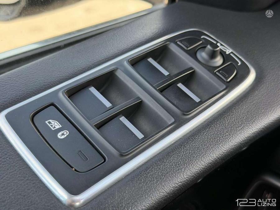 Grey Jaguar F-Pace 2018 in Taurage, with an engine capacity of 2.00 L and mileage of 228 thousand km for 14900 €, photo 28 on AUTOMOTO.COM.LV
