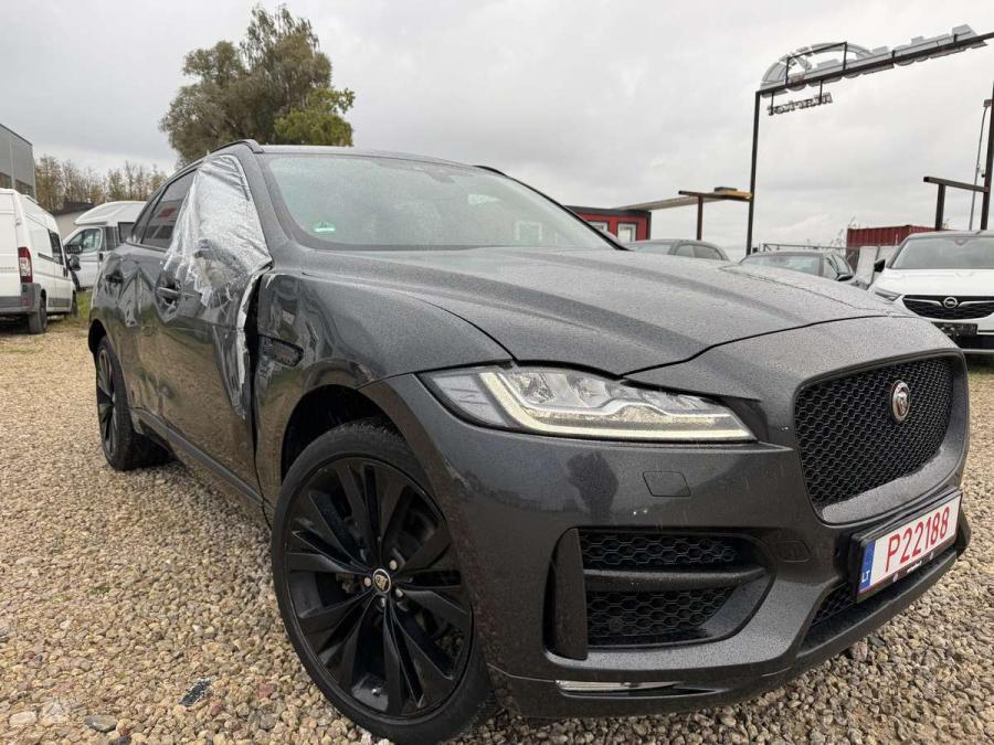 Grey Jaguar F-Pace 2018 in Vilnius, with an engine capacity of 2.99 L and mileage of 184 thousand km for 10700 €, photo 3 on AUTOMOTO.COM.LV