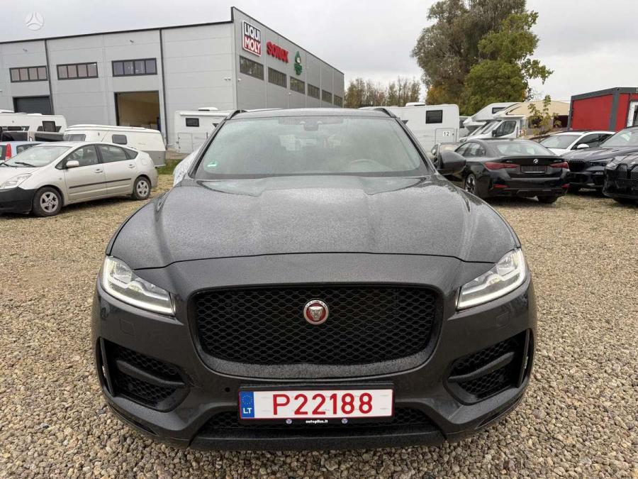Grey Jaguar F-Pace 2018 in Vilnius, with an engine capacity of 2.99 L and mileage of 184 thousand km for 10700 €, photo 4 on AUTOMOTO.COM.LV