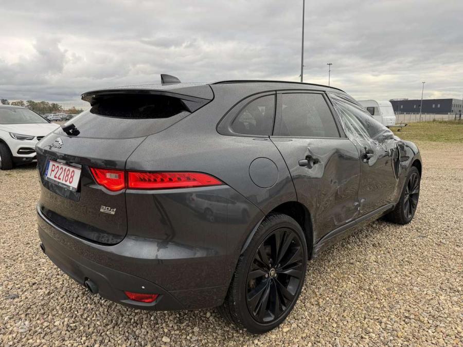 Grey Jaguar F-Pace 2018 in Vilnius, with an engine capacity of 2.99 L and mileage of 184 thousand km for 10700 €, photo 10 on AUTOMOTO.COM.LV