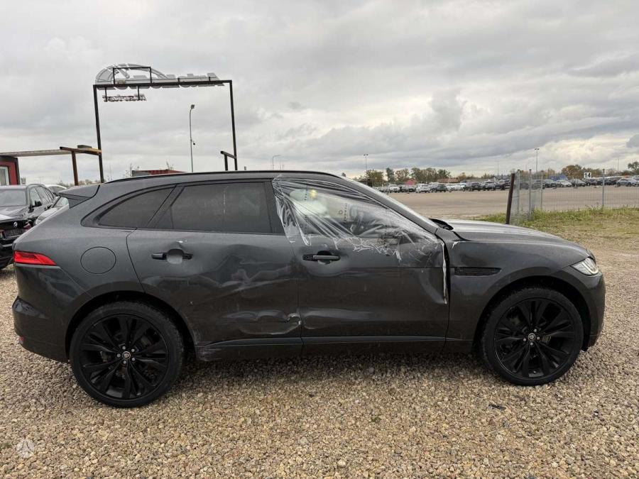 Grey Jaguar F-Pace 2018 in Vilnius, with an engine capacity of 2.99 L and mileage of 184 thousand km for 10700 €, photo 11 on AUTOMOTO.COM.LV