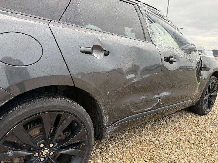Grey Jaguar F-Pace 2018 in Vilnius, with an engine capacity of 2.99 L and mileage of 184 thousand km for 10700 €, photo 13 on AUTOMOTO.COM.LV