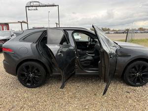 Grey Jaguar F-Pace 2018 in Vilnius, with an engine capacity of 2.99 L and mileage of 184 thousand km for 10700 €, photo 14 on AUTOMOTO.COM.LV