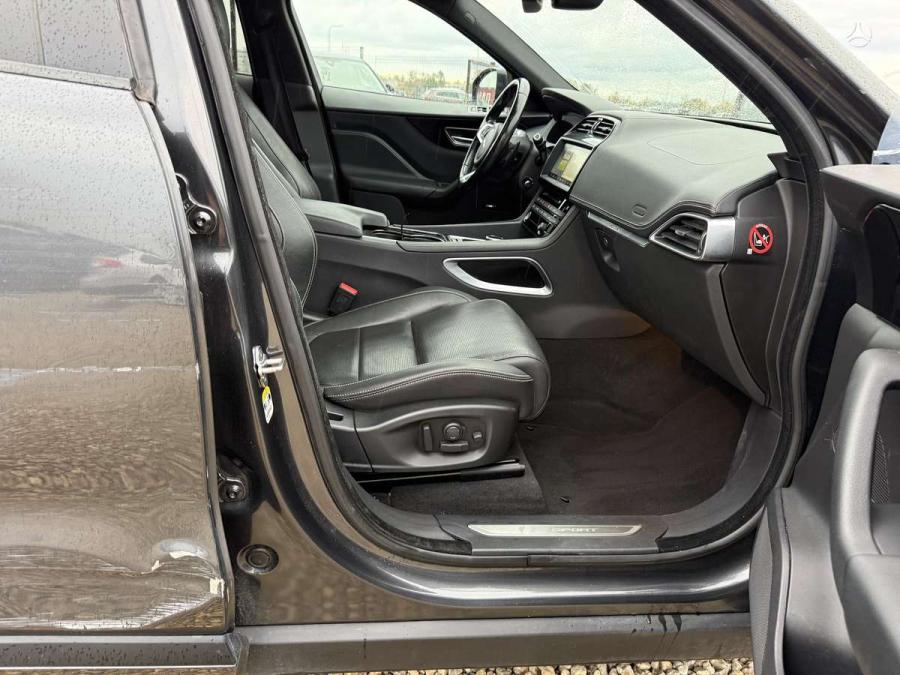 Grey Jaguar F-Pace 2018 in Vilnius, with an engine capacity of 2.99 L and mileage of 184 thousand km for 10700 €, photo 16 on AUTOMOTO.COM.LV