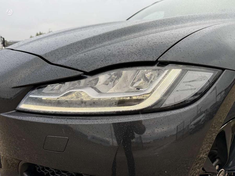 Grey Jaguar F-Pace 2018 in Vilnius, with an engine capacity of 2.99 L and mileage of 184 thousand km for 10700 €, photo 18 on AUTOMOTO.COM.LV