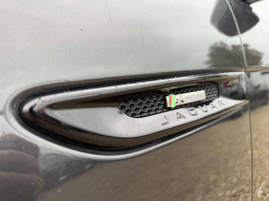 Grey Jaguar F-Pace 2018 in Vilnius, with an engine capacity of 2.99 L and mileage of 184 thousand km for 10700 €, photo 20 on AUTOMOTO.COM.LV