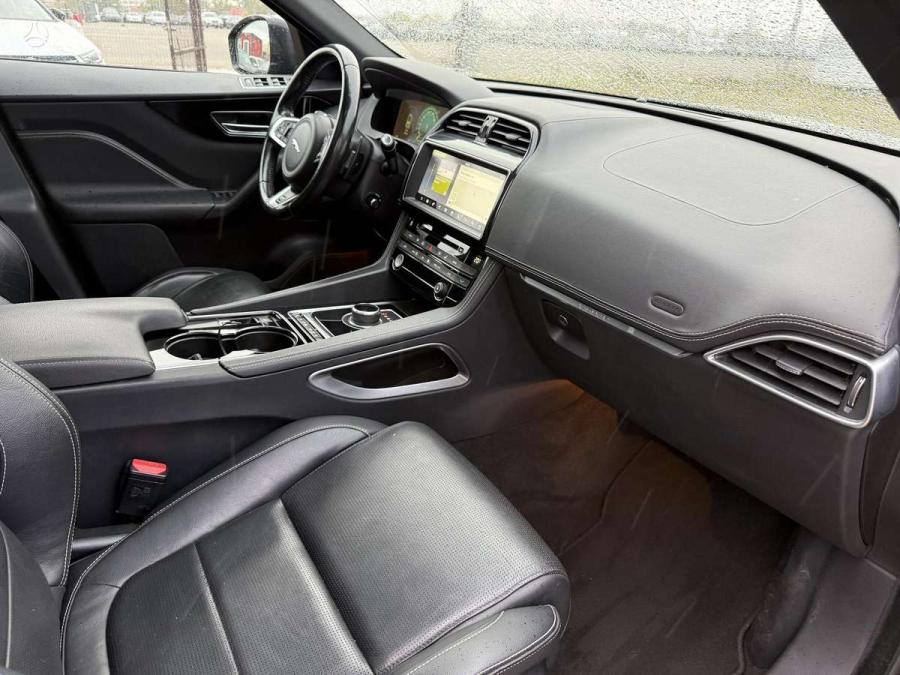 Grey Jaguar F-Pace 2018 in Vilnius, with an engine capacity of 2.99 L and mileage of 184 thousand km for 10700 €, photo 23 on AUTOMOTO.COM.LV