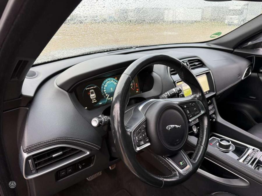 Grey Jaguar F-Pace 2018 in Vilnius, with an engine capacity of 2.99 L and mileage of 184 thousand km for 10700 €, photo 24 on AUTOMOTO.COM.LV