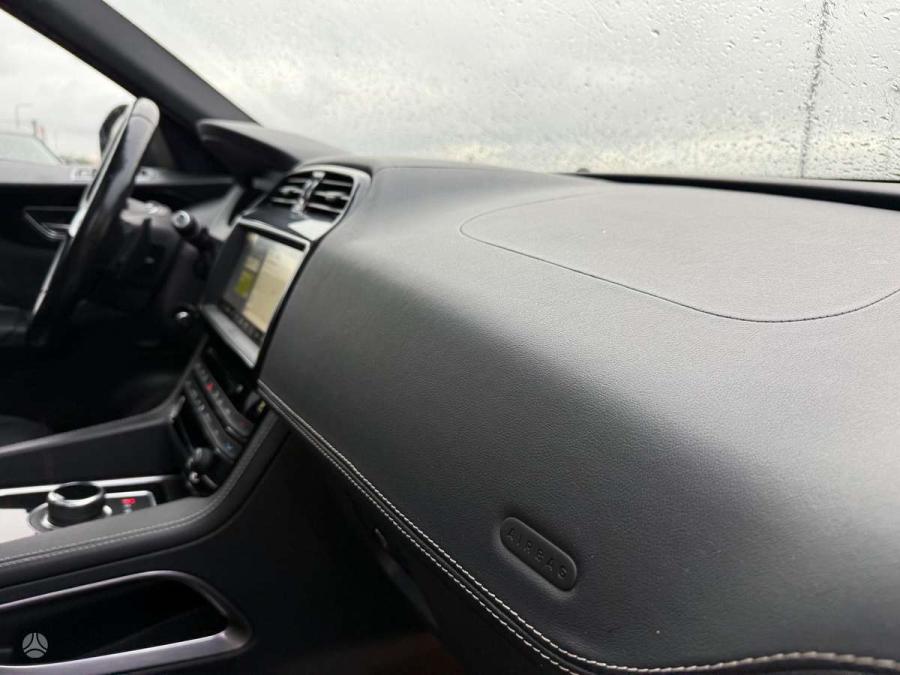 Grey Jaguar F-Pace 2018 in Vilnius, with an engine capacity of 2.99 L and mileage of 184 thousand km for 10700 €, photo 25 on AUTOMOTO.COM.LV
