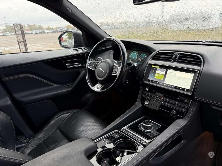 Grey Jaguar F-Pace 2018 in Vilnius, with an engine capacity of 2.99 L and mileage of 184 thousand km for 10700 €, photo 27 on AUTOMOTO.COM.LV