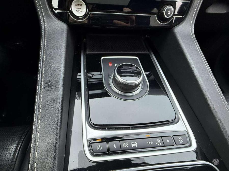 Grey Jaguar F-Pace 2018 in Vilnius, with an engine capacity of 2.99 L and mileage of 184 thousand km for 10700 €, photo 39 on AUTOMOTO.COM.LV