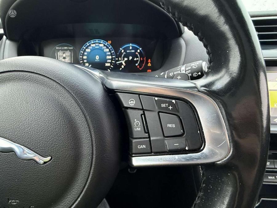 Grey Jaguar F-Pace 2018 in Vilnius, with an engine capacity of 2.99 L and mileage of 184 thousand km for 10700 €, photo 41 on AUTOMOTO.COM.LV