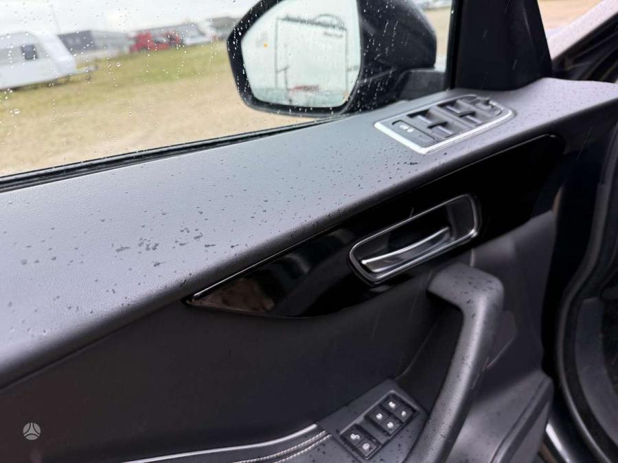 Grey Jaguar F-Pace 2018 in Vilnius, with an engine capacity of 2.99 L and mileage of 184 thousand km for 10700 €, photo 43 on AUTOMOTO.COM.LV