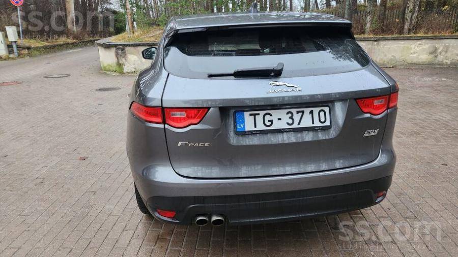 Grey Jaguar F-Pace 2019 in Jurmala, with an engine capacity of 2.00 L and mileage of 196 thousand km for 15990 €, photo 4 on AUTOMOTO.COM.LV