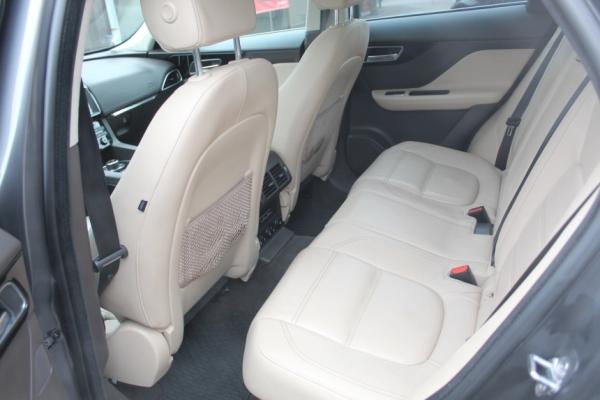 Pelēks Jaguar F-Pace 2019 Rīga, ar dzinēja tilpumu 2.00 L un nobraukumu 196 tūkst. km par 17500 €, foto 8 vietnē AUTOMOTO.COM.LV