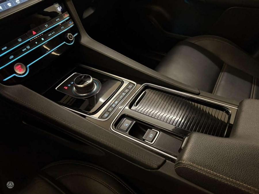 Pelēks Jaguar F-Pace 2019 Marijampole, ar dzinēja tilpumu 2.00 L un nobraukumu 159 tūkst. km par 13750 €, foto 10 vietnē AUTOMOTO.COM.LV