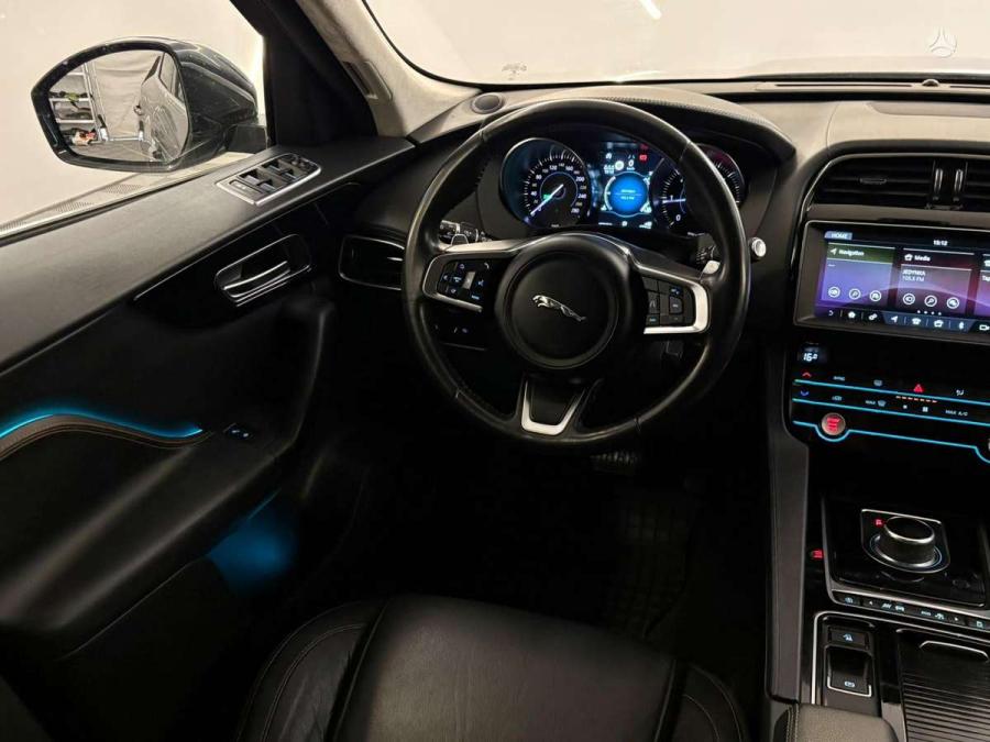 Pelēks Jaguar F-Pace 2019 Marijampole, ar dzinēja tilpumu 2.00 L un nobraukumu 159 tūkst. km par 13750 €, foto 23 vietnē AUTOMOTO.COM.LV