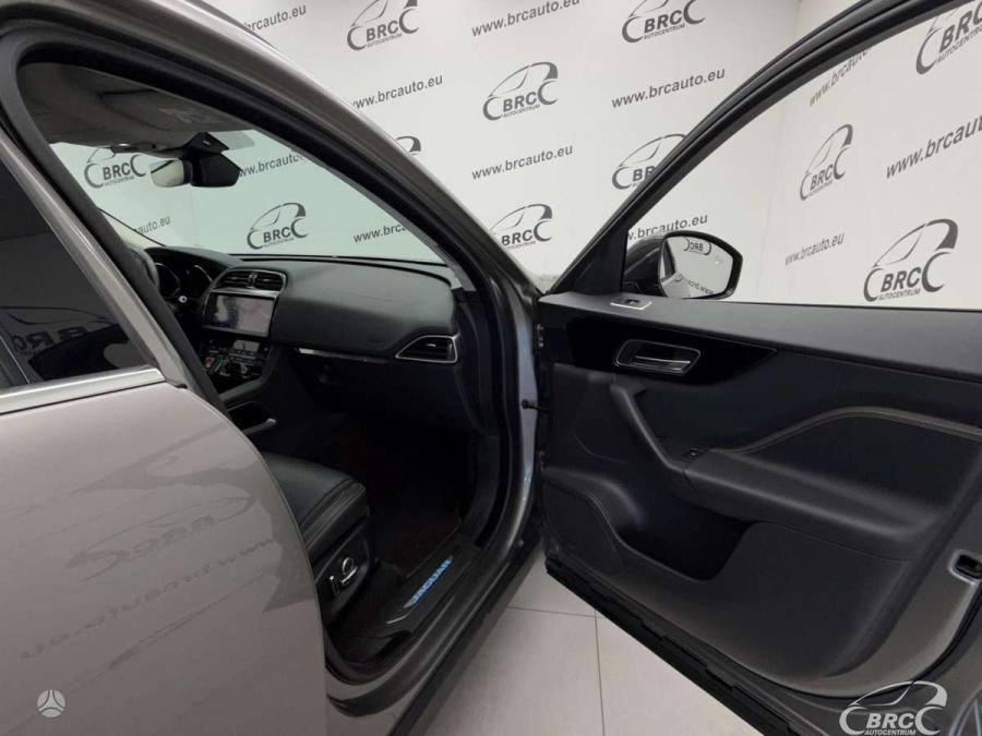 Grey Jaguar F-Pace 2019 in Vilnius, with an engine capacity of 2.00 L and mileage of 80 thousand km for 18500 €, photo 10 on AUTOMOTO.COM.LV