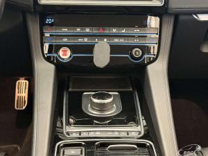Grey Jaguar F-Pace 2019 in Vilnius, with an engine capacity of 2.00 L and mileage of 80 thousand km for 18500 €, photo 19 on AUTOMOTO.COM.LV