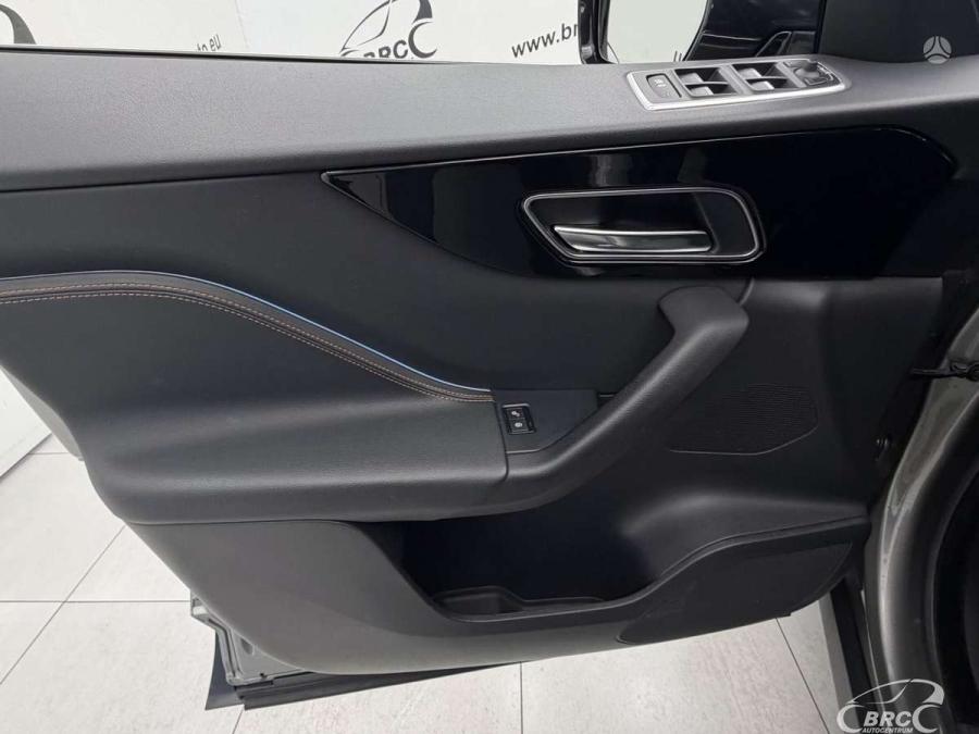 Grey Jaguar F-Pace 2019 in Vilnius, with an engine capacity of 2.00 L and mileage of 80 thousand km for 18500 €, photo 21 on AUTOMOTO.COM.LV