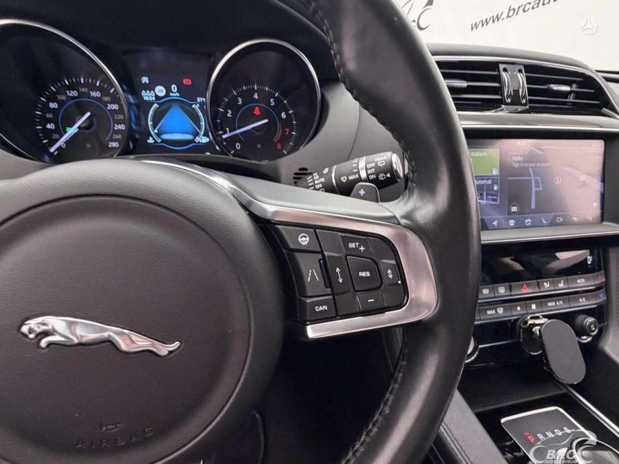 Grey Jaguar F-Pace 2019 in Vilnius, with an engine capacity of 2.00 L and mileage of 80 thousand km for 18500 €, photo 31 on AUTOMOTO.COM.LV