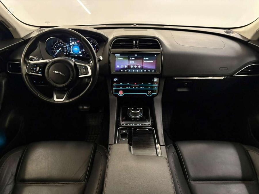 Grey Jaguar F-Pace 2019 in Marijampole, with an engine capacity of 2.00 L and mileage of 159 thousand km for 12999 €, photo 8 on AUTOMOTO.COM.LV