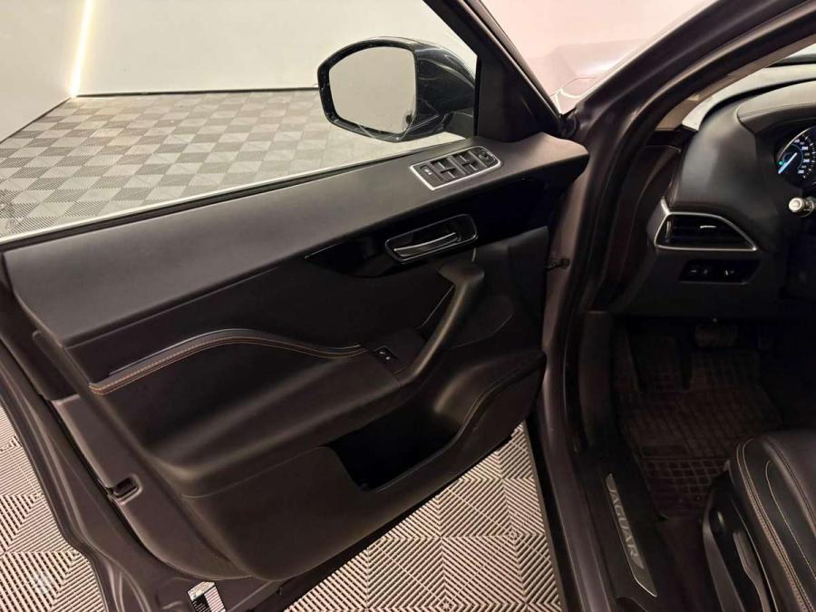 Grey Jaguar F-Pace 2019 in Marijampole, with an engine capacity of 2.00 L and mileage of 159 thousand km for 12999 €, photo 16 on AUTOMOTO.COM.LV