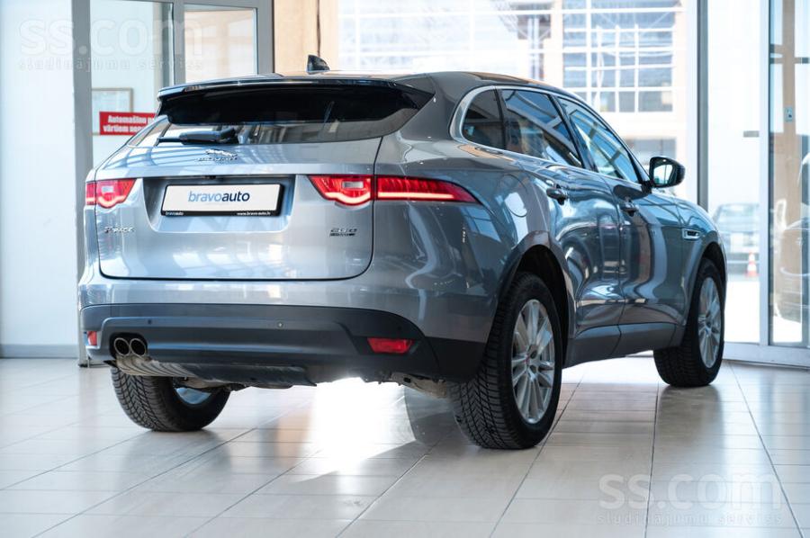 Grey Jaguar F-Pace 2020 in Riga, with an engine capacity of 2.00 L and mileage of 113 thousand km for 37900 €, photo 4 on AUTOMOTO.COM.LV