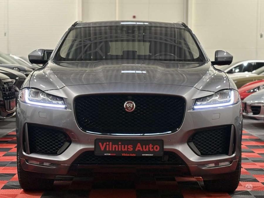 Grey Jaguar F-Pace 2020 in Vilnius, with an engine capacity of 2.00 L and mileage of 30 thousand km for 27990 €, photo 2 on AUTOMOTO.COM.LV