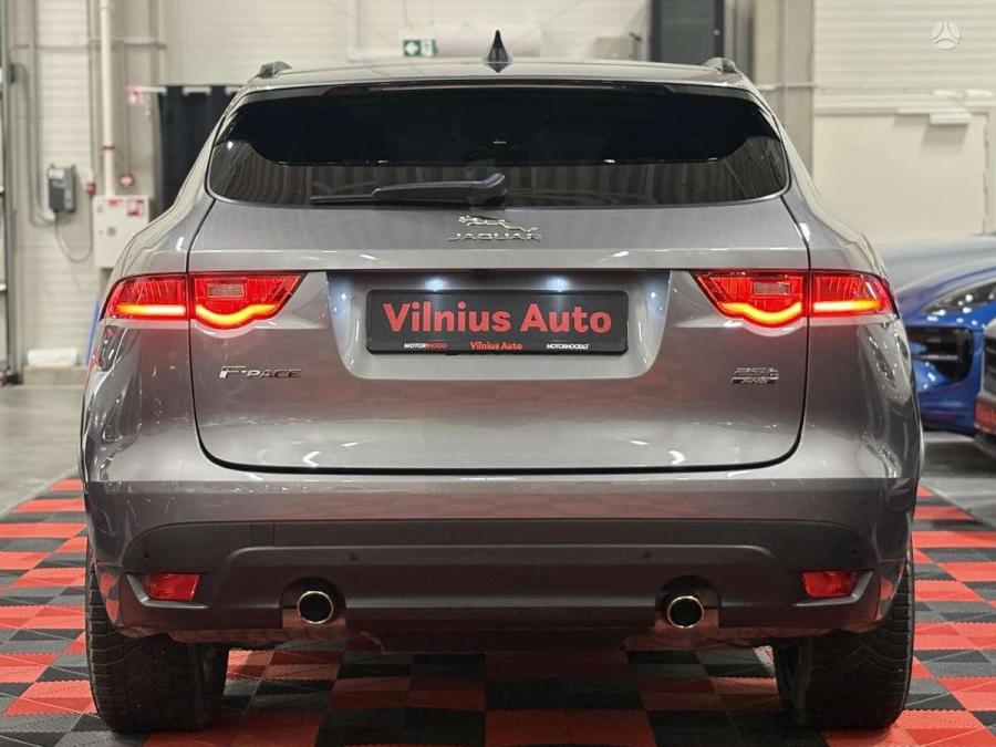 Grey Jaguar F-Pace 2020 in Vilnius, with an engine capacity of 2.00 L and mileage of 30 thousand km for 27990 €, photo 5 on AUTOMOTO.COM.LV