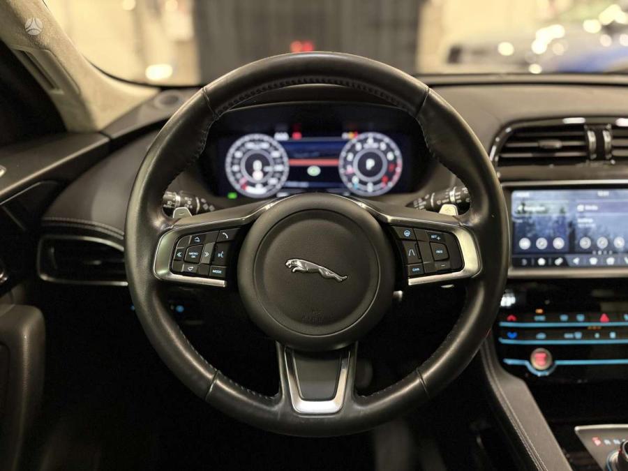 Grey Jaguar F-Pace 2020 in Vilnius, with an engine capacity of 2.00 L and mileage of 30 thousand km for 27990 €, photo 22 on AUTOMOTO.COM.LV