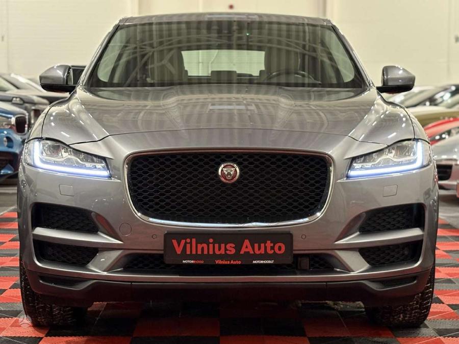 Grey Jaguar F-Pace 2020 in Vilnius, with an engine capacity of 2.00 L and mileage of 112 thousand km for 21880 €, photo 2 on AUTOMOTO.COM.LV