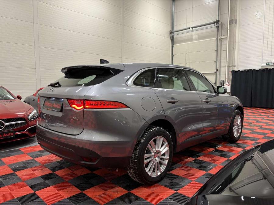 Grey Jaguar F-Pace 2020 in Vilnius, with an engine capacity of 2.00 L and mileage of 112 thousand km for 21880 €, photo 4 on AUTOMOTO.COM.LV
