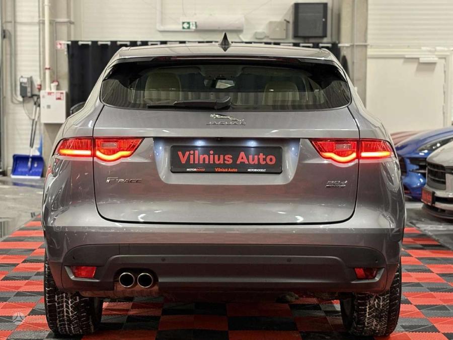 Grey Jaguar F-Pace 2020 in Vilnius, with an engine capacity of 2.00 L and mileage of 112 thousand km for 21880 €, photo 5 on AUTOMOTO.COM.LV
