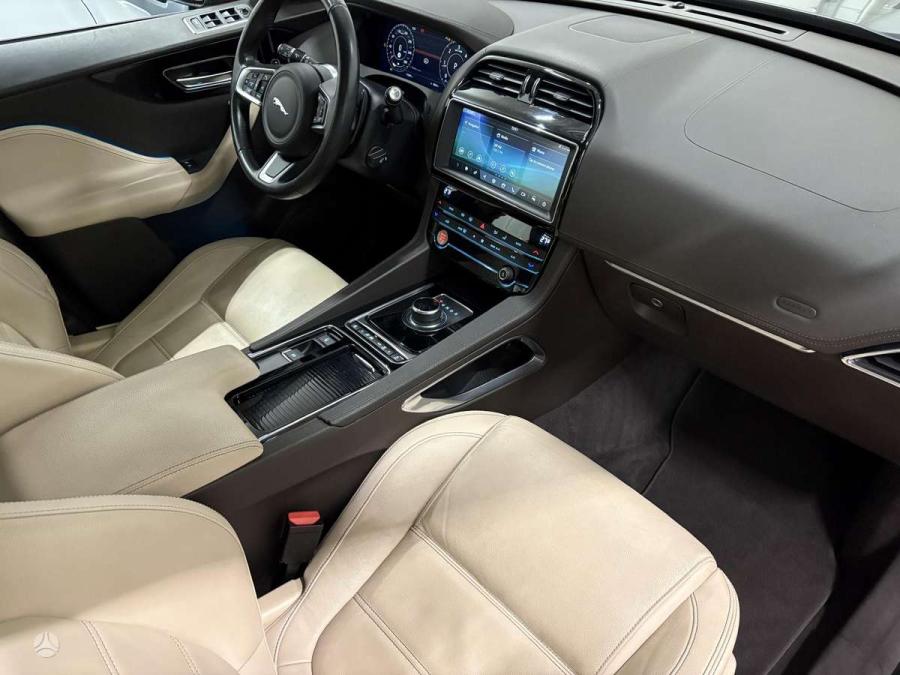 Grey Jaguar F-Pace 2020 in Vilnius, with an engine capacity of 2.00 L and mileage of 112 thousand km for 21880 €, photo 14 on AUTOMOTO.COM.LV