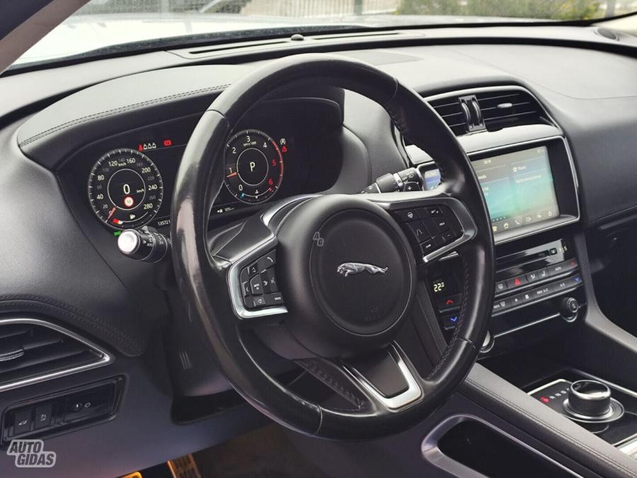 Pelēks Jaguar F-Pace 2020 Šauļi, ar dzinēja tilpumu 2.00 L un nobraukumu 130 tūkst. km par 14250 €, foto 12 vietnē AUTOMOTO.COM.LV