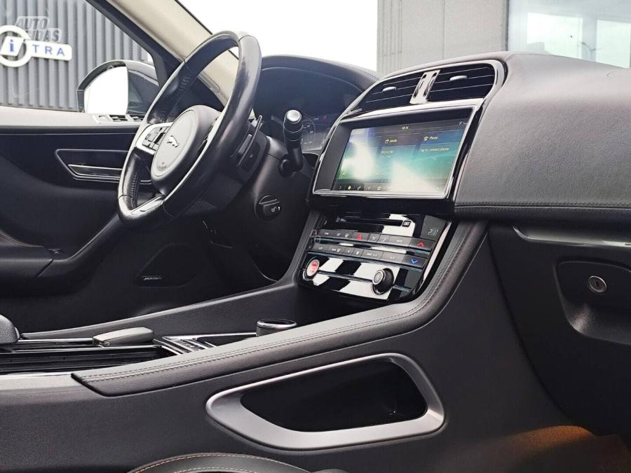 Pelēks Jaguar F-Pace 2020 Šauļi, ar dzinēja tilpumu 2.00 L un nobraukumu 130 tūkst. km par 14250 €, foto 23 vietnē AUTOMOTO.COM.LV