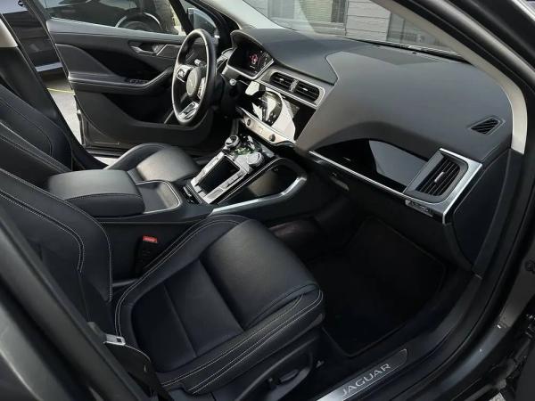 Grey Jaguar F-Pace 2020 in Jelgava, with an engine capacity of 0.10 L and mileage of 129 thousand km for 25450 €, photo 6 on AUTOMOTO.COM.LV