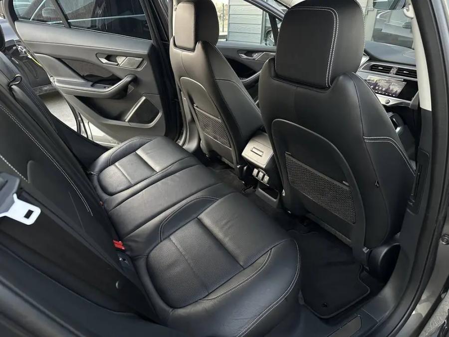 Pelēks Jaguar F-Pace 2020 Jelgava, ar dzinēja tilpumu 0.10 L un nobraukumu 129 tūkst. km par 25450 €, foto 8 vietnē AUTOMOTO.COM.LV